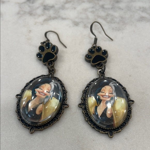 Disney | Jewelry | Vintageinspired Black And Gold Cruella Deville ...